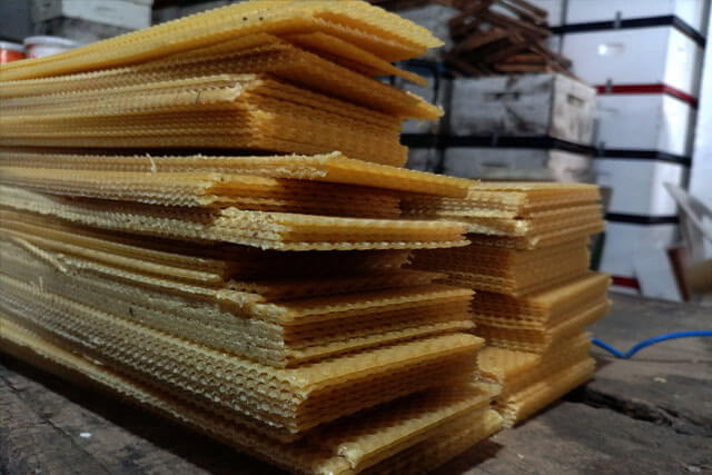 Historia de la cera estampada y su evolución en la apicultura moderna